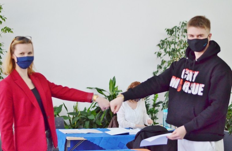 DP2 students getting their certificates – International High School of ...